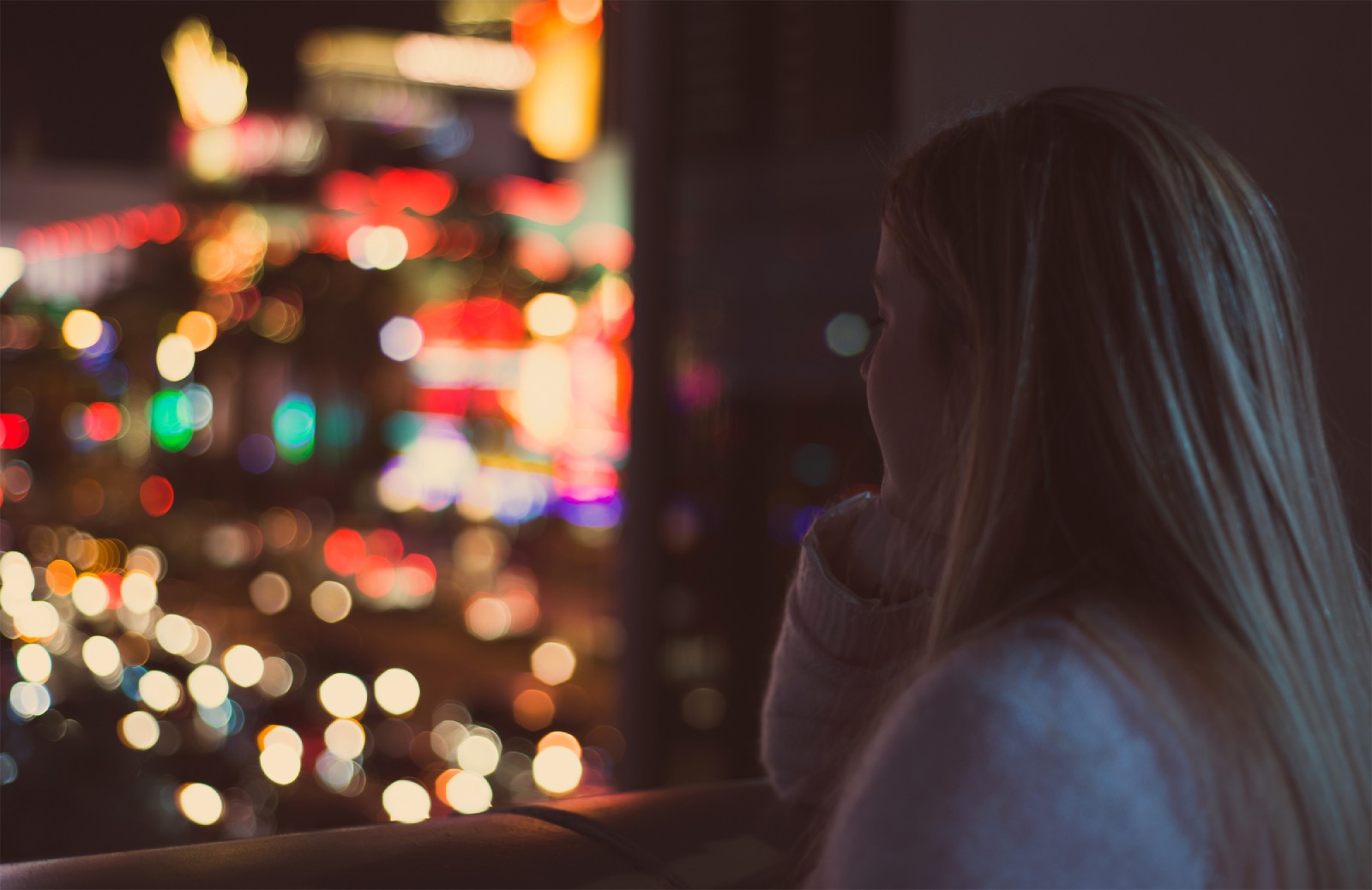 An open window that reduces noise from the streets